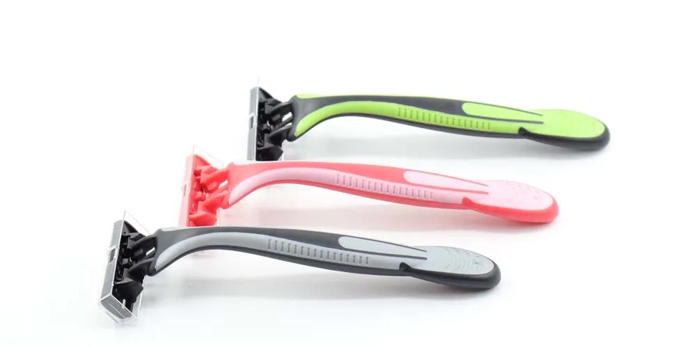 Triple Blade Razors With Lubricating Strip And Super Rubber Handle Wl ...