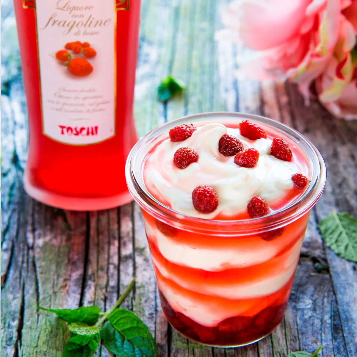 Fragoli' Toschi Liqueur 24% 500 Ml With Whole Wild Strawberries Inside ...