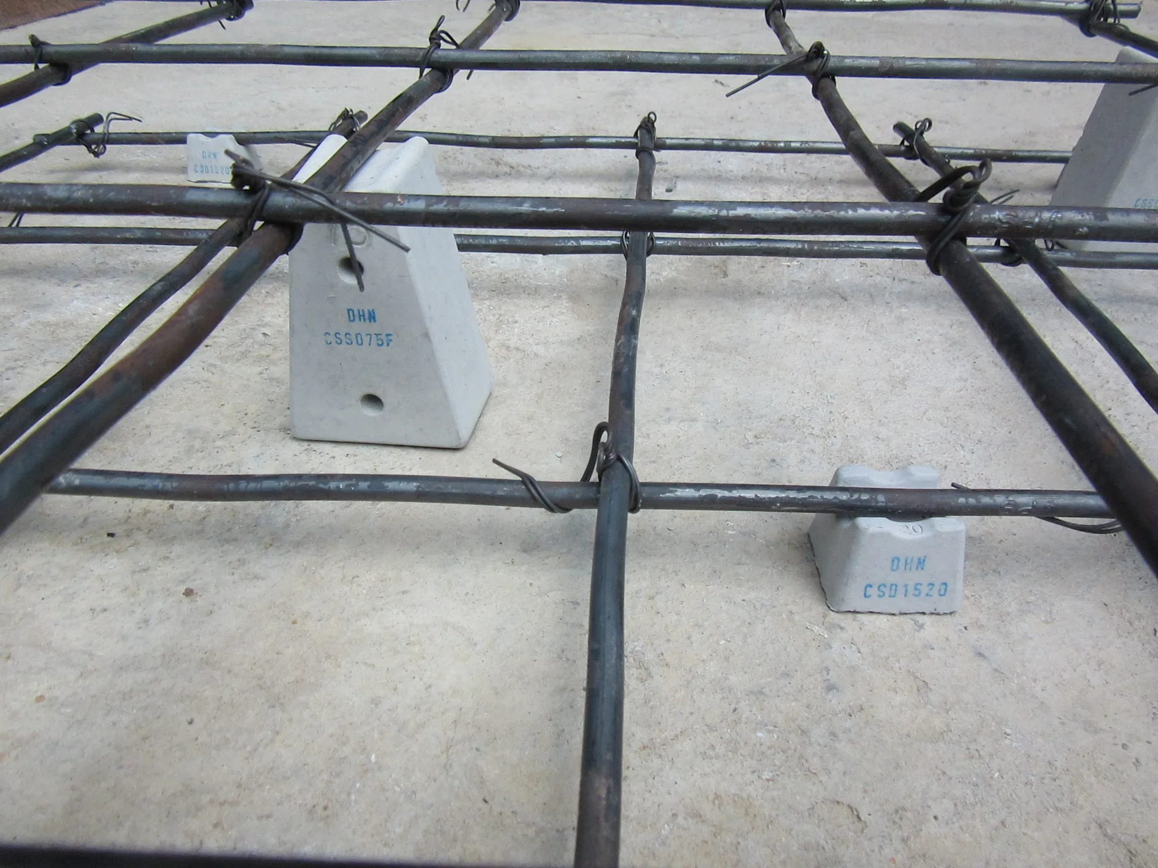 High Quality Fiber Concrete Spacer With Steel Tie Wire To Secure The ...