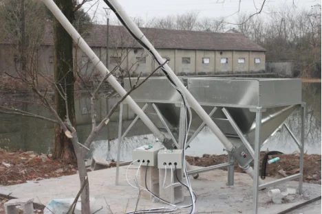 Goldenest Factory Feed Pit Hopper - Efficient Poultry Feeding